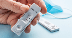 Abbott lança teste rápido para diferenciar se paciente tem Covid ...